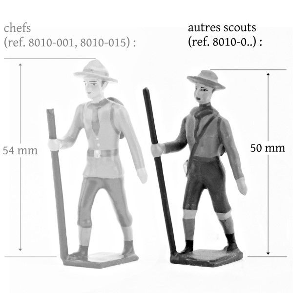scout assis sur barrière cirant chaussure - Soldats de Plomb